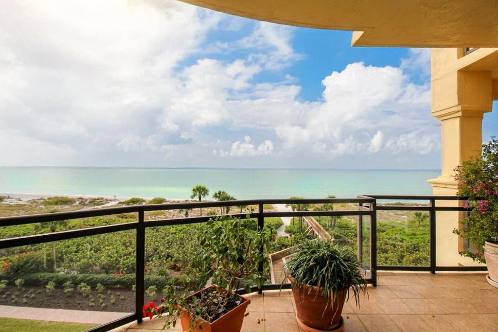 Beachfront 4th floor 4BR Longboat Key Condo With Stunning Gulf Views ...