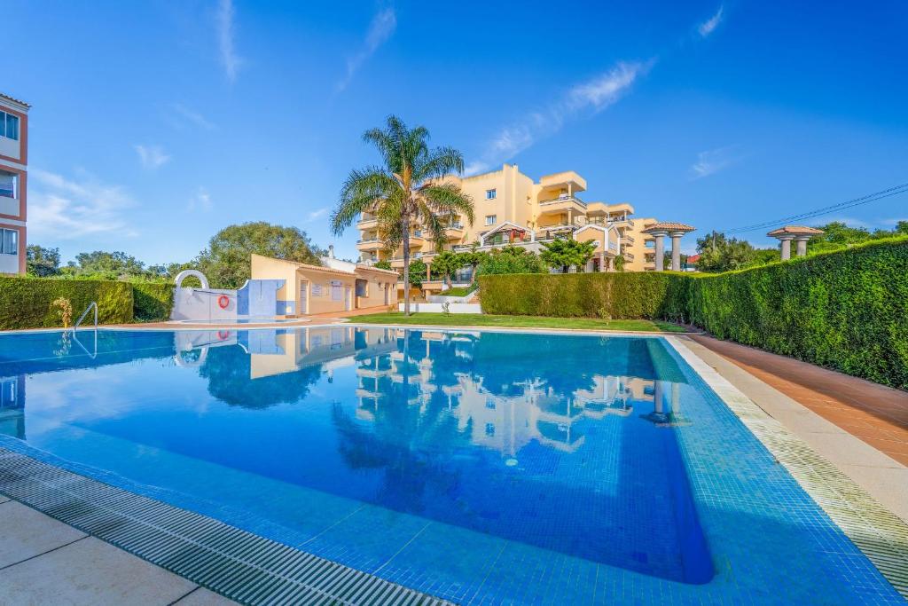 Sunny 1BDR Flat with Pool in Vau by LovelyStay, Portimão (updated ...