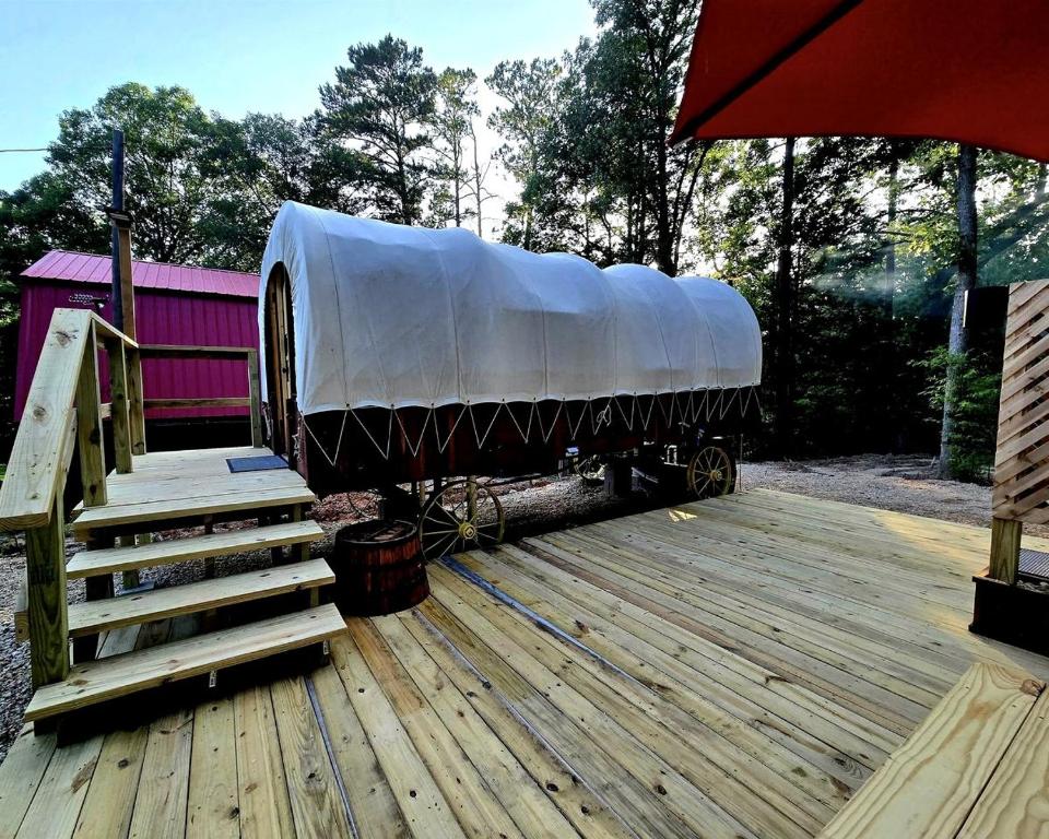 Beutiful Rustic Wgon with Modern Interior nd Outdoor Hot Tub for Unique ...