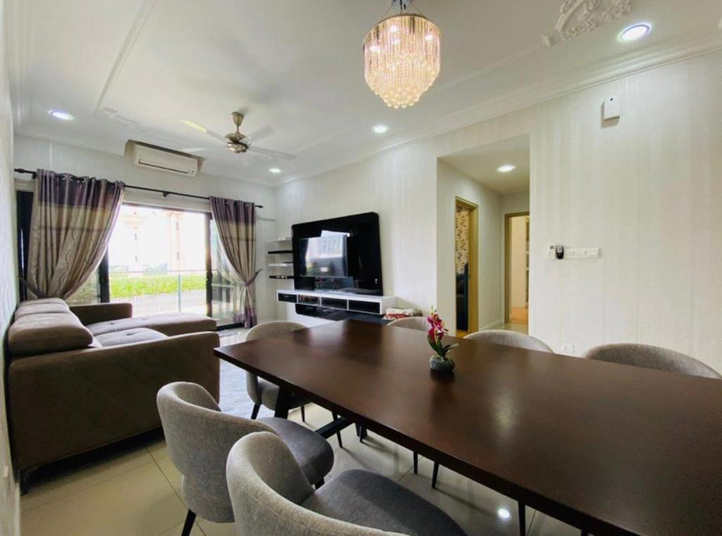 Orak Villa Homestay at Suria Residence Bukit Jelutong, Shah Alam ...