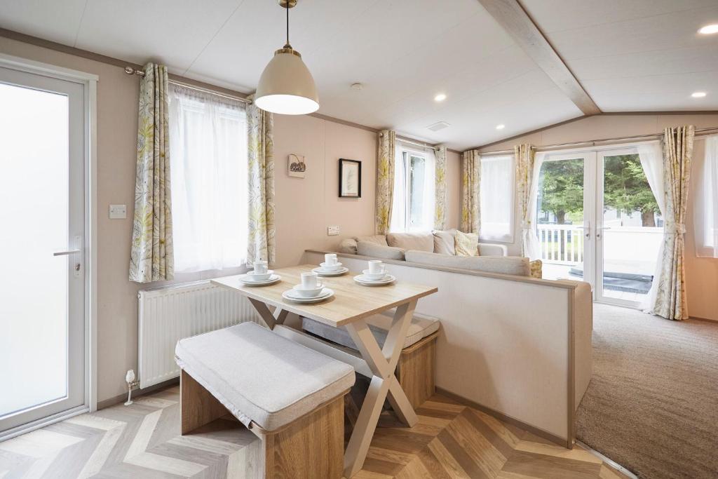 Stone Beck Lodge with Hot Tub, York (updated prices 2026)