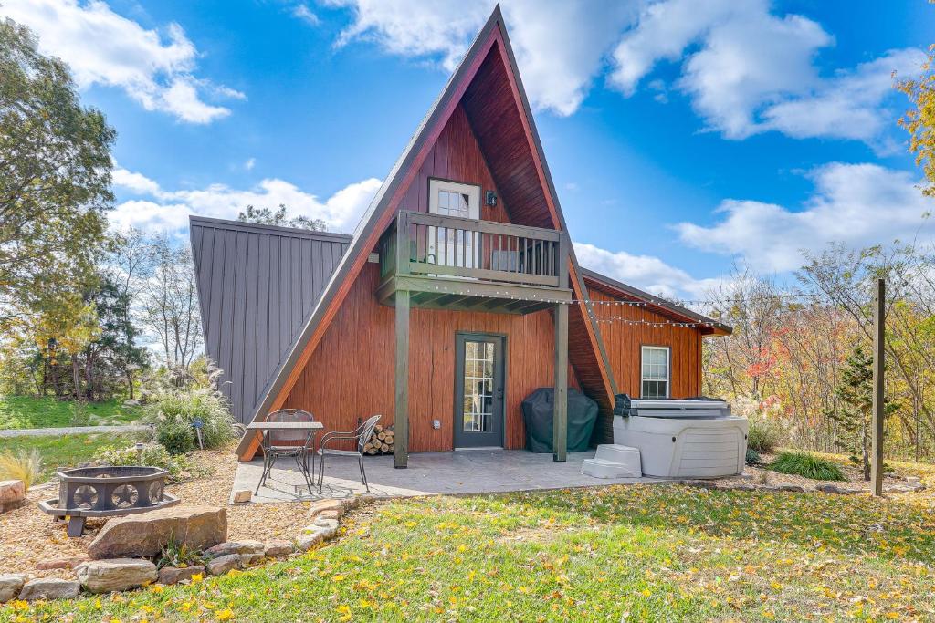 Hot Tub, Fire Pit, BBQ, On-Site Pond Kenton Cabin, Kenton की (2026 के ...