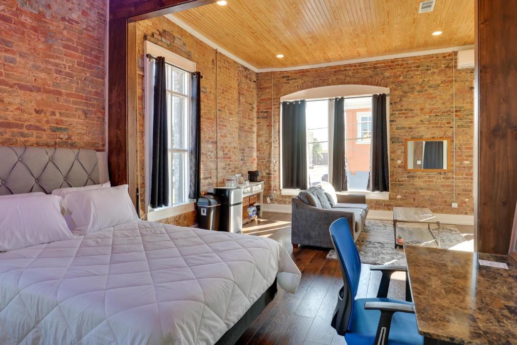 Walk to Courthouse Sq! Loft-Style Marshall Studio,‏ מרשל (מחירים ...