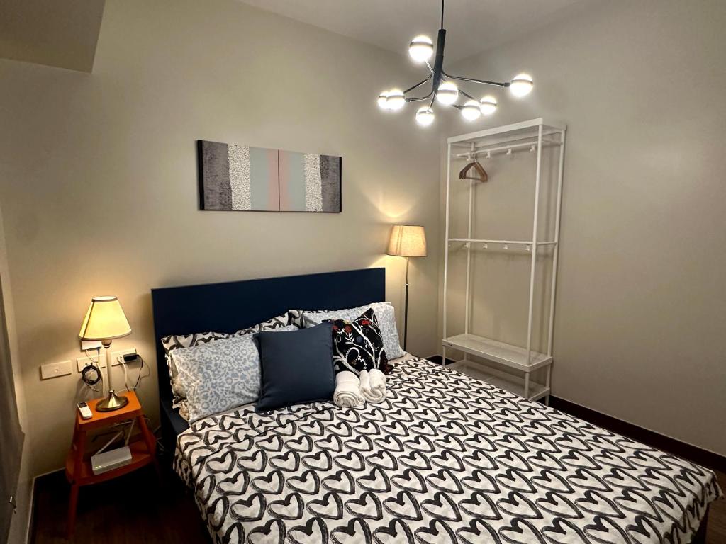 Chic 1BR Condo With Mid-Century Charm & Balcony View, Manila ...