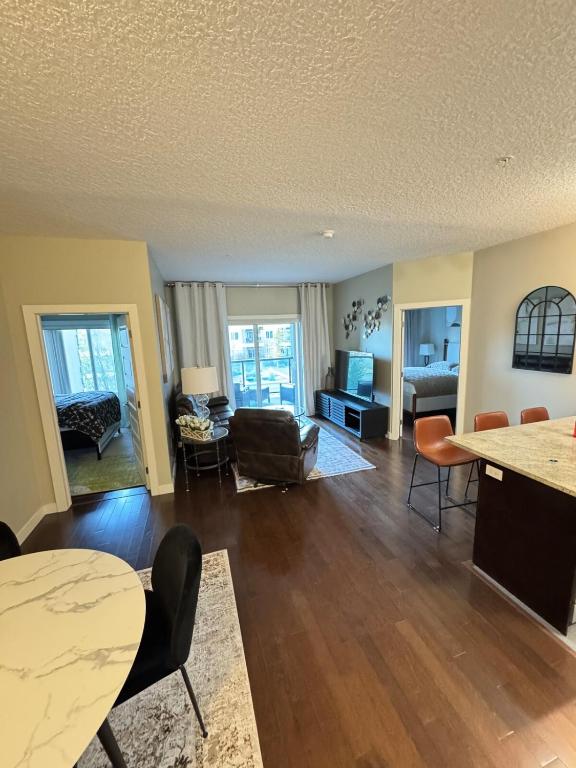 Peaceful Condo for Short and Long Term Rental, Έντμοντον (ενημερωμένες ...