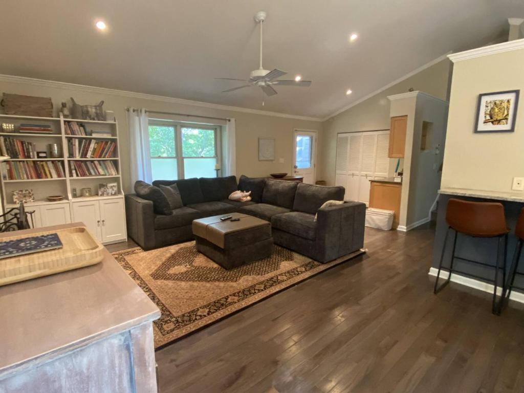 Suburbia Tree View Hideaway Near Blue Ridge Mtns, Biltmore Forest ...