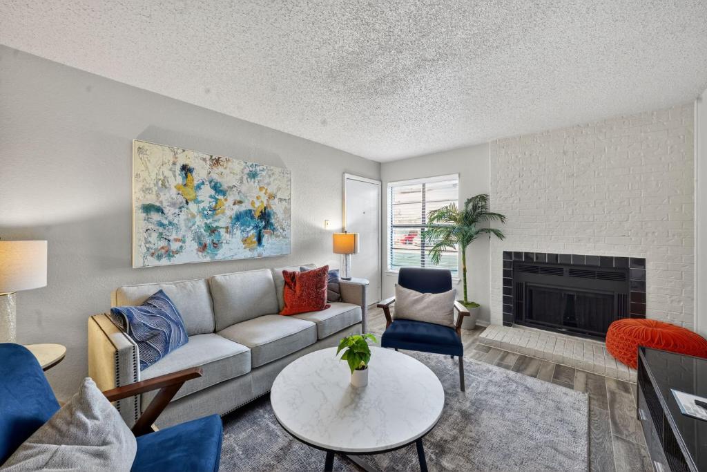 The Landry 109 Chic & Cozy One-Bed Haven, Heliport-Facility 5A (updated ...