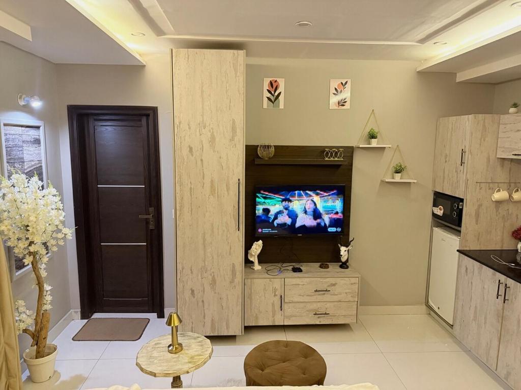 GoldCrib Studio - Eiffel Tower Bahria, Лахор (актуальные цены 2025 года)