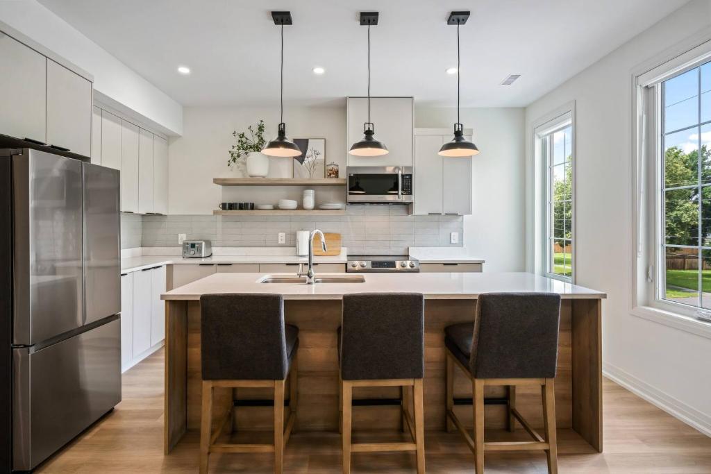 2 Brdm Modern Brand New Niagara Apt up to 6 ppl, Stamford (updated ...