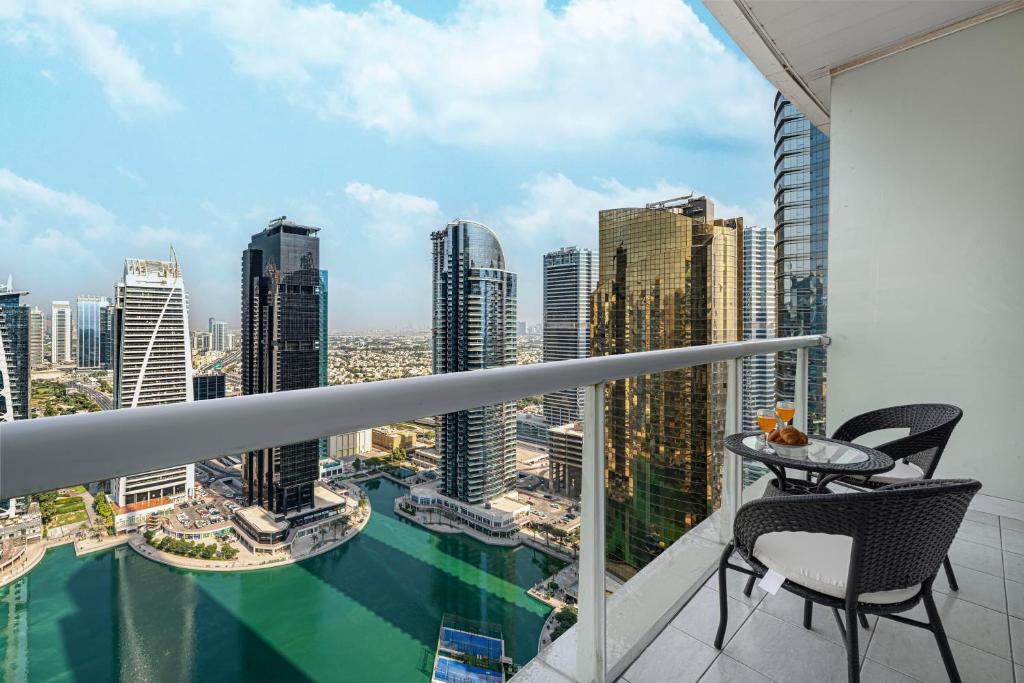 Luxury Jlt Studio Lakeview Near Metro & Marina, Dubai (preços ...