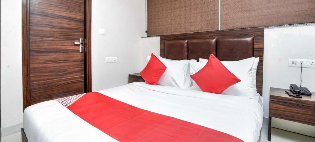 Collection O Uttam Nagar West Metro Station Formerly Vishwas Park, New ...