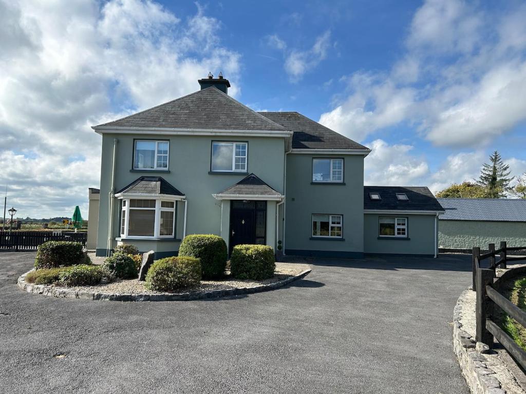 6 bed house, 4 bath house in Brickens, Claremorris (updated prices 2026)