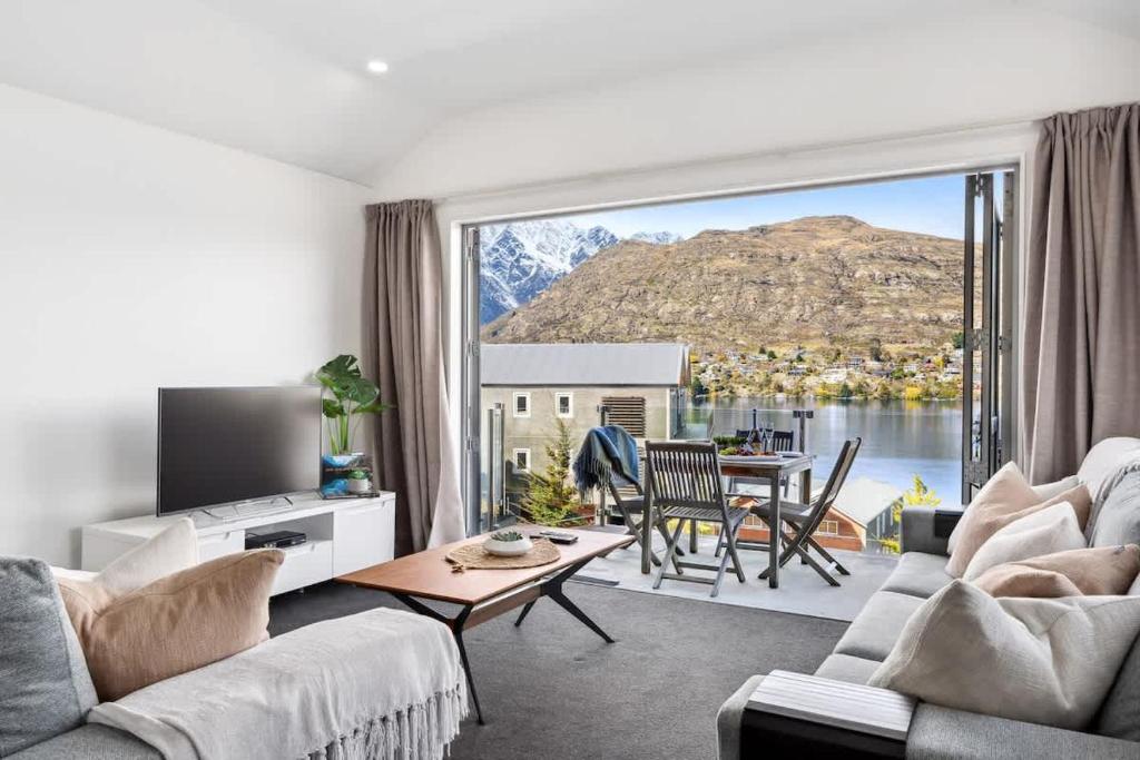 Alpine Serenity with Stunning lake and mountain views, Queenstown की ...
