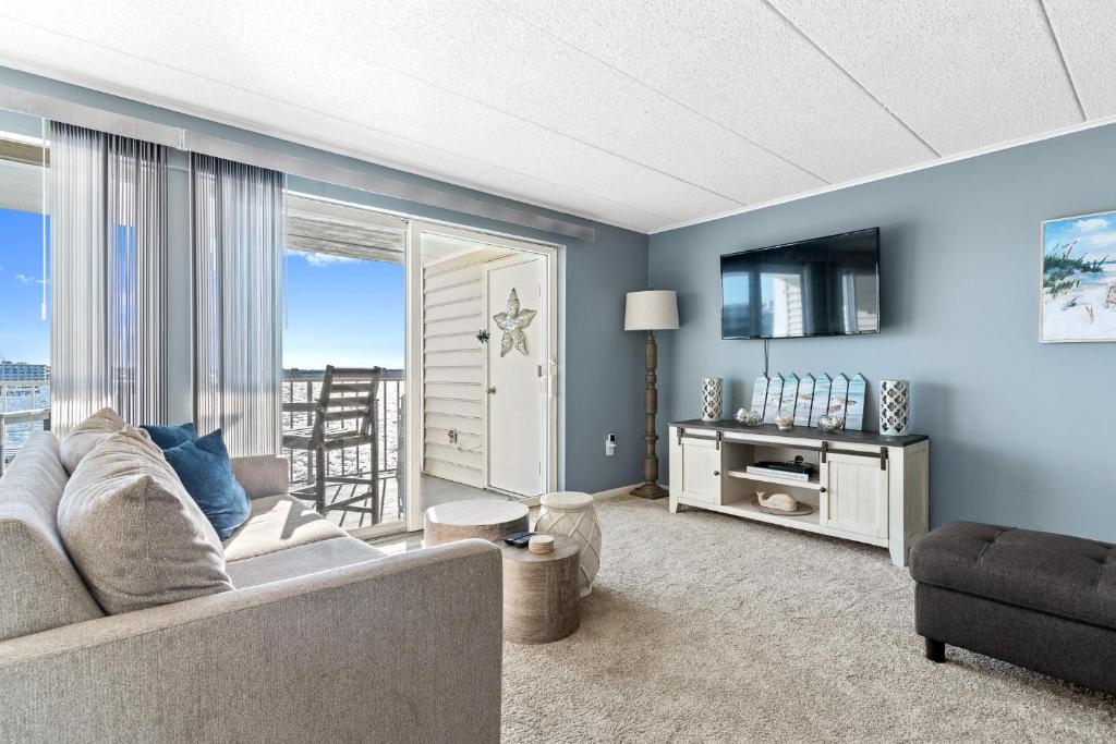 Bayfront 2Bed2Bath Condo Near OC Convention Center電視和／或娛樂中心