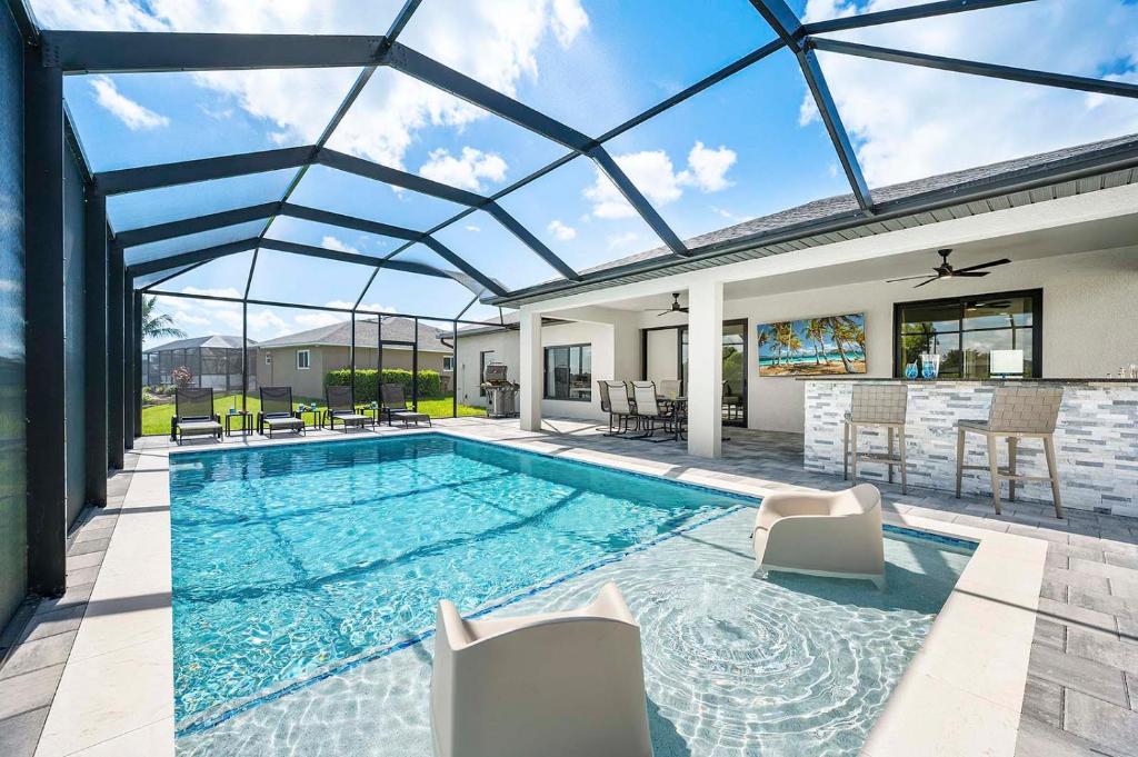 Dream View - Freshwater Canal Home with Outdoor Bar, Cape Coral ...