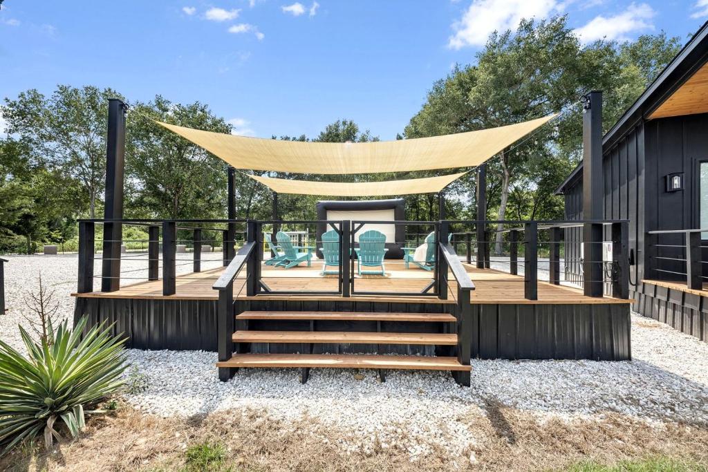 Charming Modern Farmhouse Tiny Home Retreat with Goats, Fishing Pond ...
