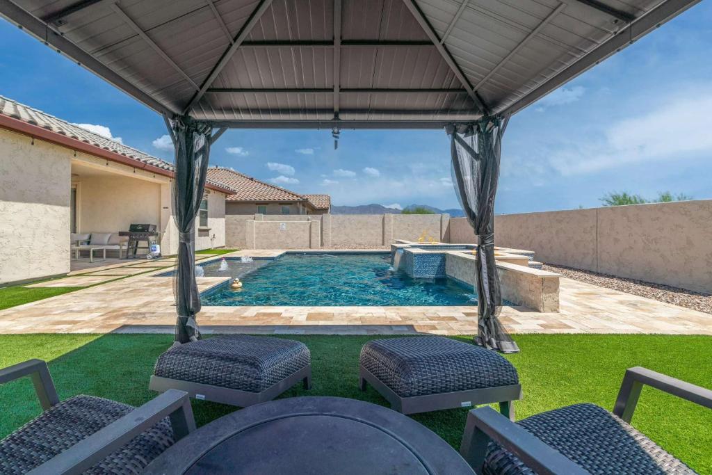 Luxe Goodyear Oasis Pool King Suite Grill, Goodyear (updated prices 2026)