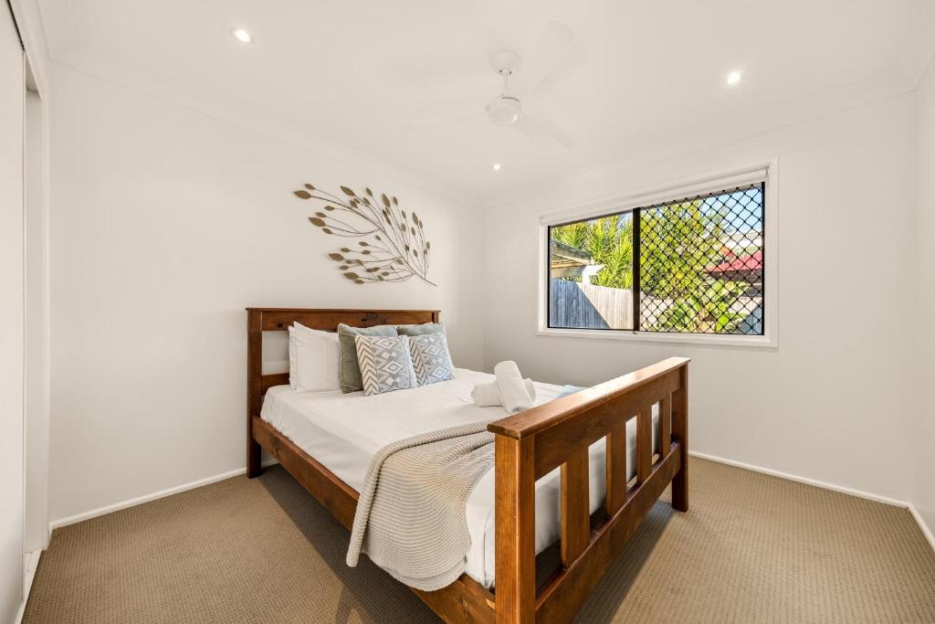 Steps from Sand: 2-Bed Beach Escape with Courtyard, गोल्ड कोस्ट की ...