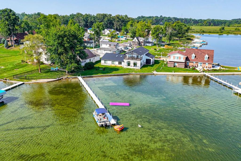 Chapman Lake Retreat with Pier, Fire Pit and Games, Warsaw (prețuri ...