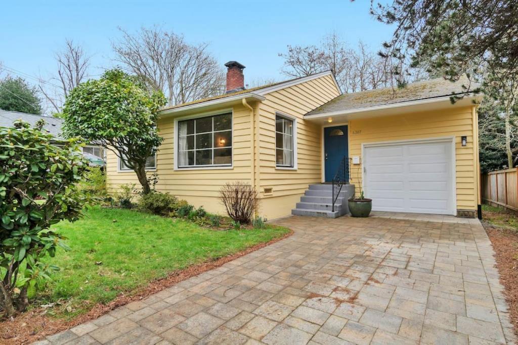 Mellow Yellow Near UW With Cozy Patio, Seattle (updated prices 2026)