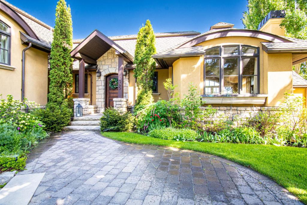 Chateau Du Soleil- Luxury Home near Ski Lifts & Downtown Ketchum ...