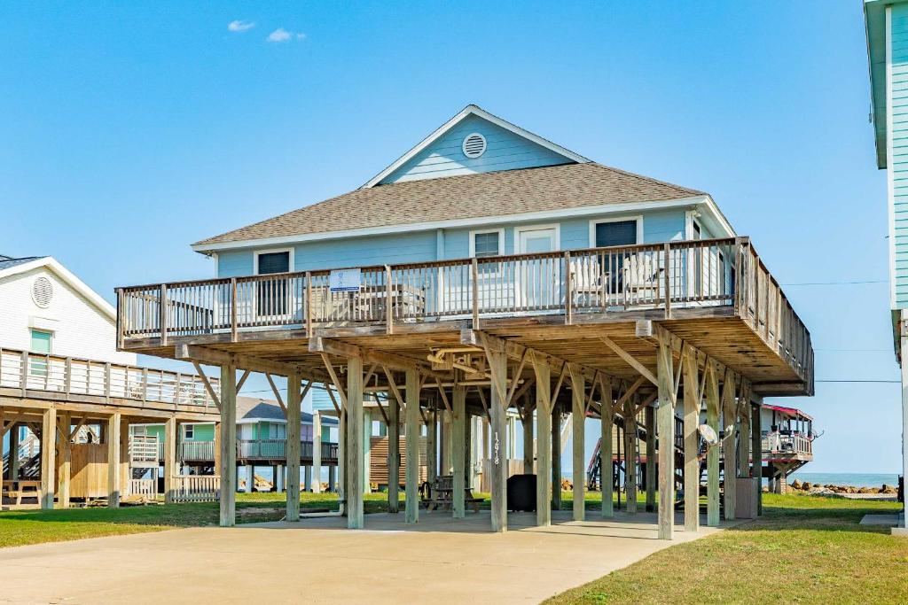 Beach Therapy Laid-Back Escape Steps from Surf Red Fish Cove (ราคาอัปเด ...