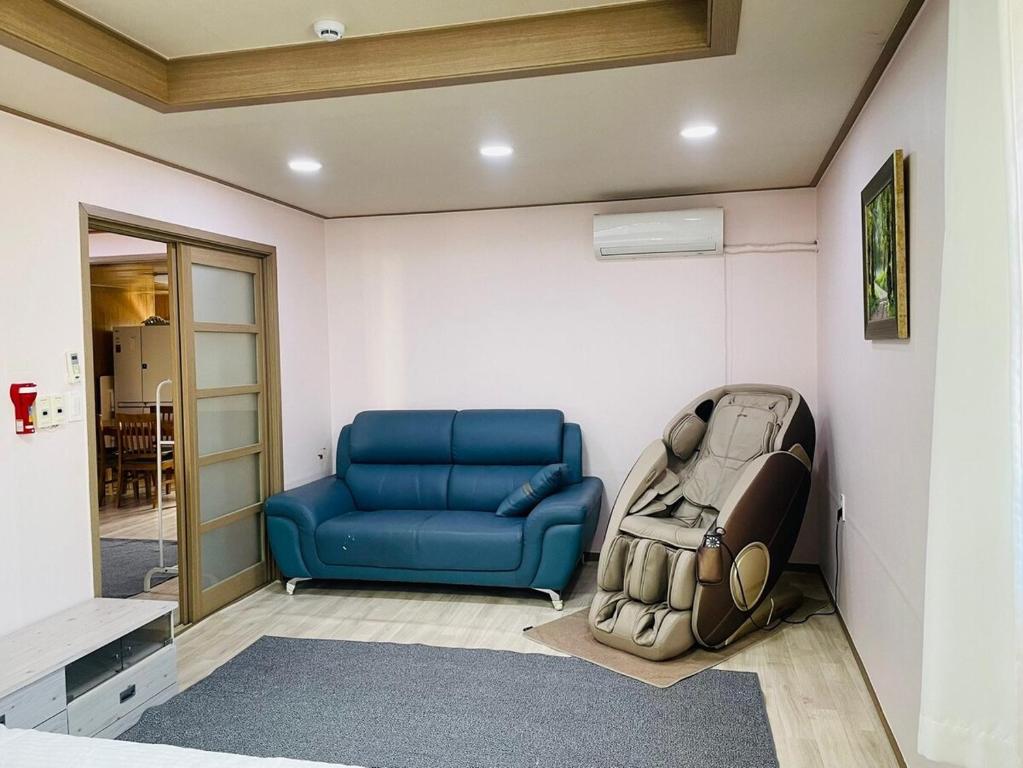 1 minute walk from Hyeopjae BeachWarm and emotional private house ...