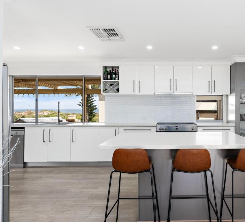 Coastal Retreat with Ocean Views & Beach Walks, Perth (prisene ...