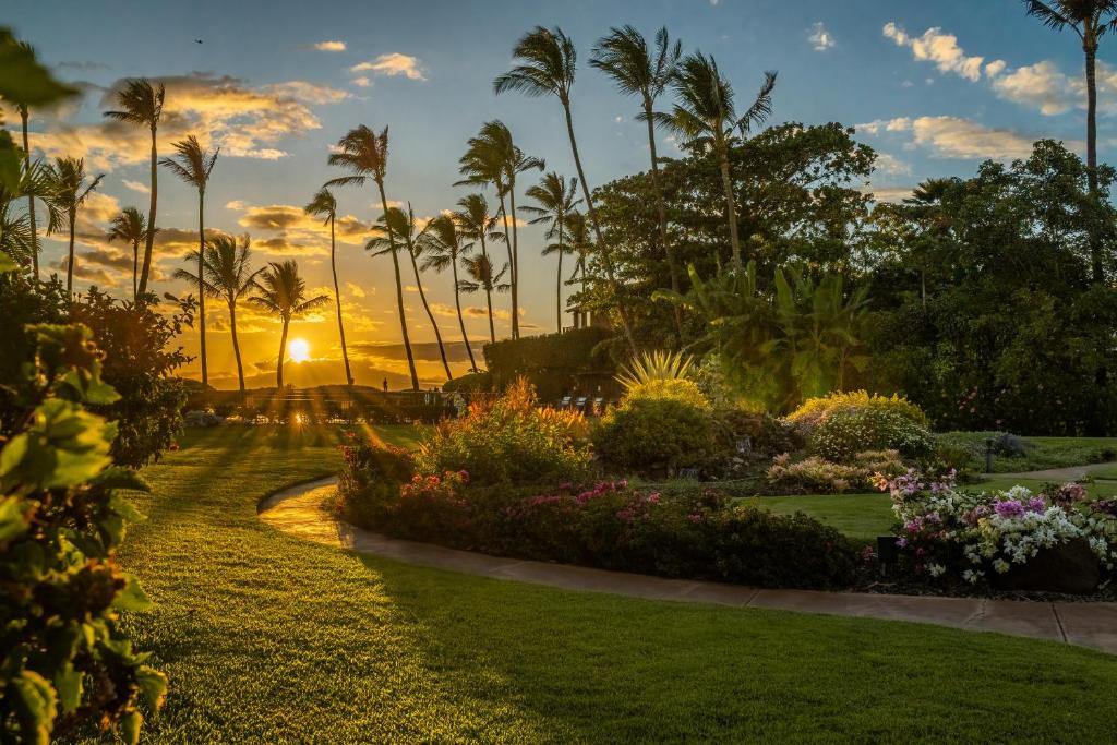 NEW LISTING Waiohuli Beach Hale D-114 Oceanfront Complex with Garden ...