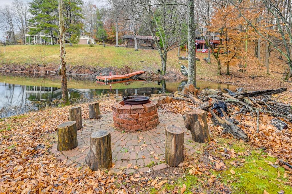 Lake Malone Cabin Getaway! Dock, Fire Pit, Grill, Dunmor (aktualne ceny ...