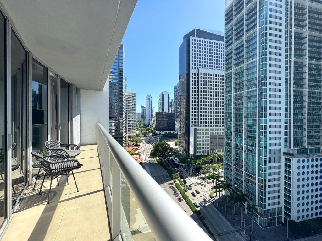 Elegant 1B at Icon Brickell 17th fl Pool, Spa Gym FREE Parking Scenic ...