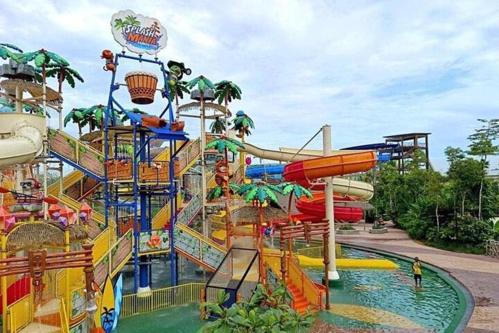 Splash Mania Waterpark Gamuda Cove Air-Con Suite, Banting (updated ...