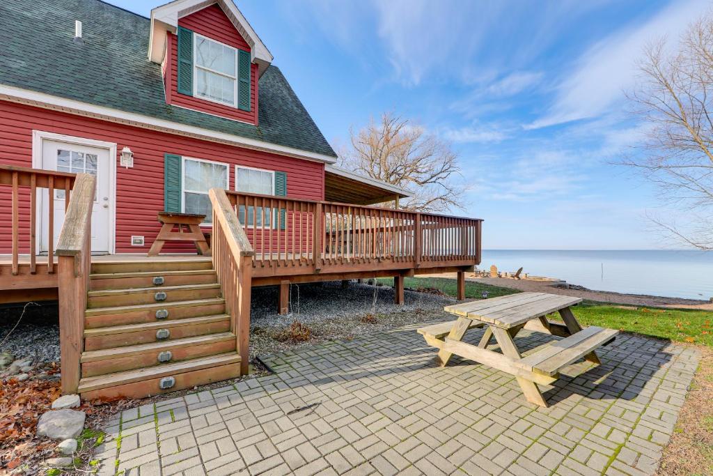Spacious Family Winter Retreat on Oneida Lake!, Canastota (updated ...