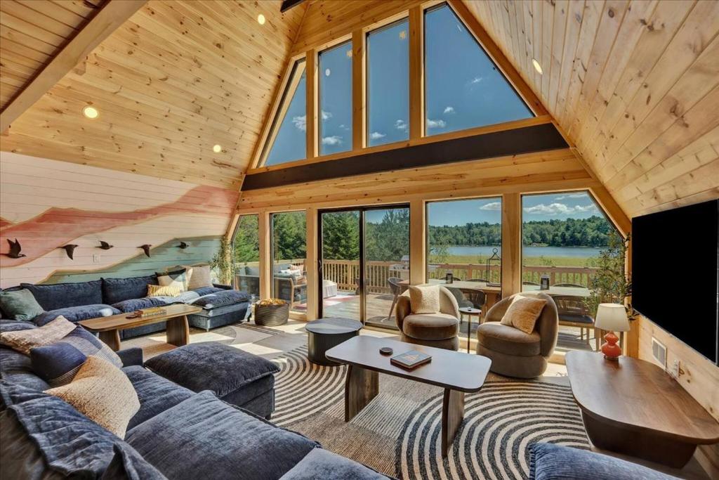 Lakefront AFrame, Heated Pool, Spa, Sauna, Theatre, Blakeslee (aktualisierte Preise für 2026)