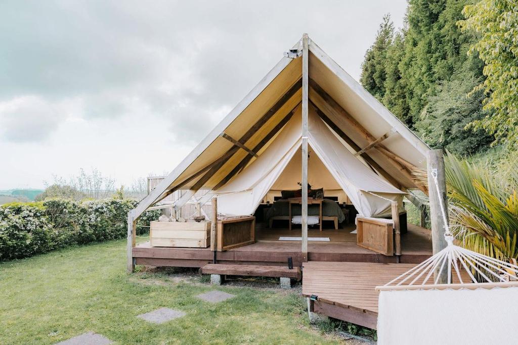 Gorgeous Bell Tent with Stunning Views of the Pongakawa Hills and Ocean ...