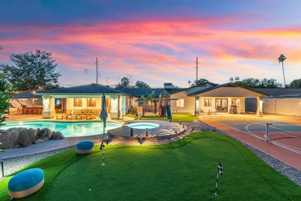 Luxury Estate with Pool Court Putting Games & More, Phoenix (prețuri ...