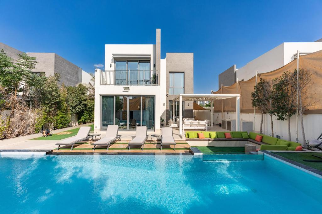 Exclusive Peaceful Villa Private Pool & Garden, Dubai (prezzi ...