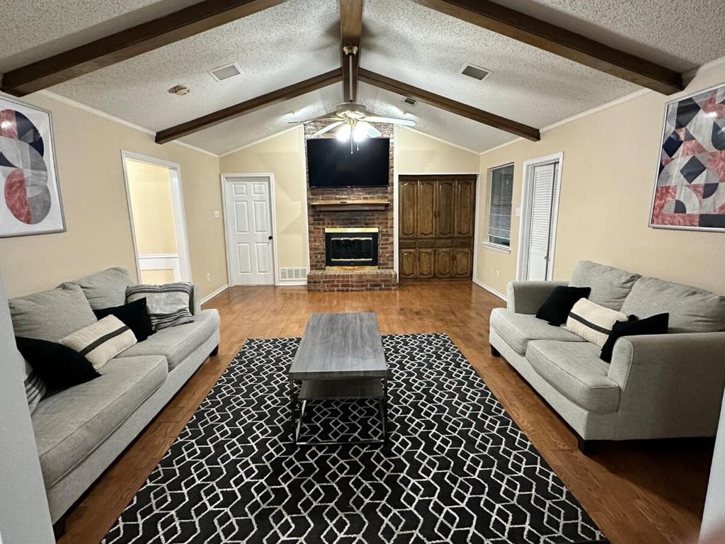 NEW Grand Escape For Large Families and Groups, Garland (precios ...
