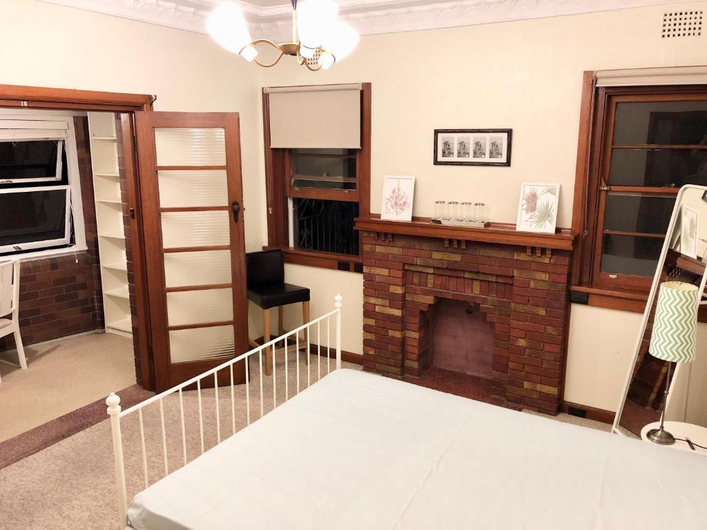 SUNNY STUDY ROOM ATTACHED IN SPACIOUS PRIATE ROOM Eastwood, Sídney ...