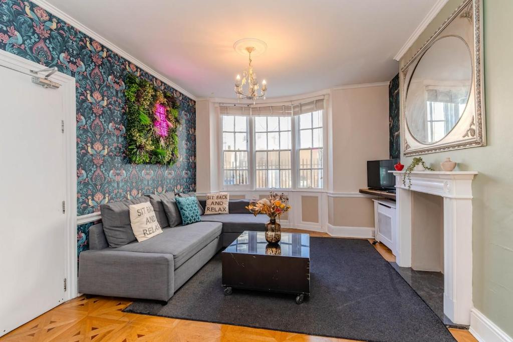 Stag do & Hen Party Welcome Beautiful town house next to Beach ...
