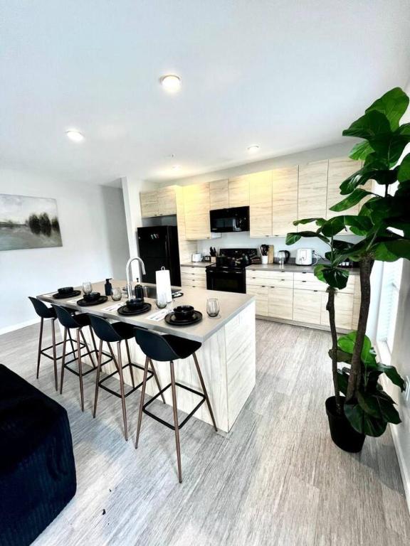 Monochrome Den, Des Moines (tarifs actualisés, 2026)