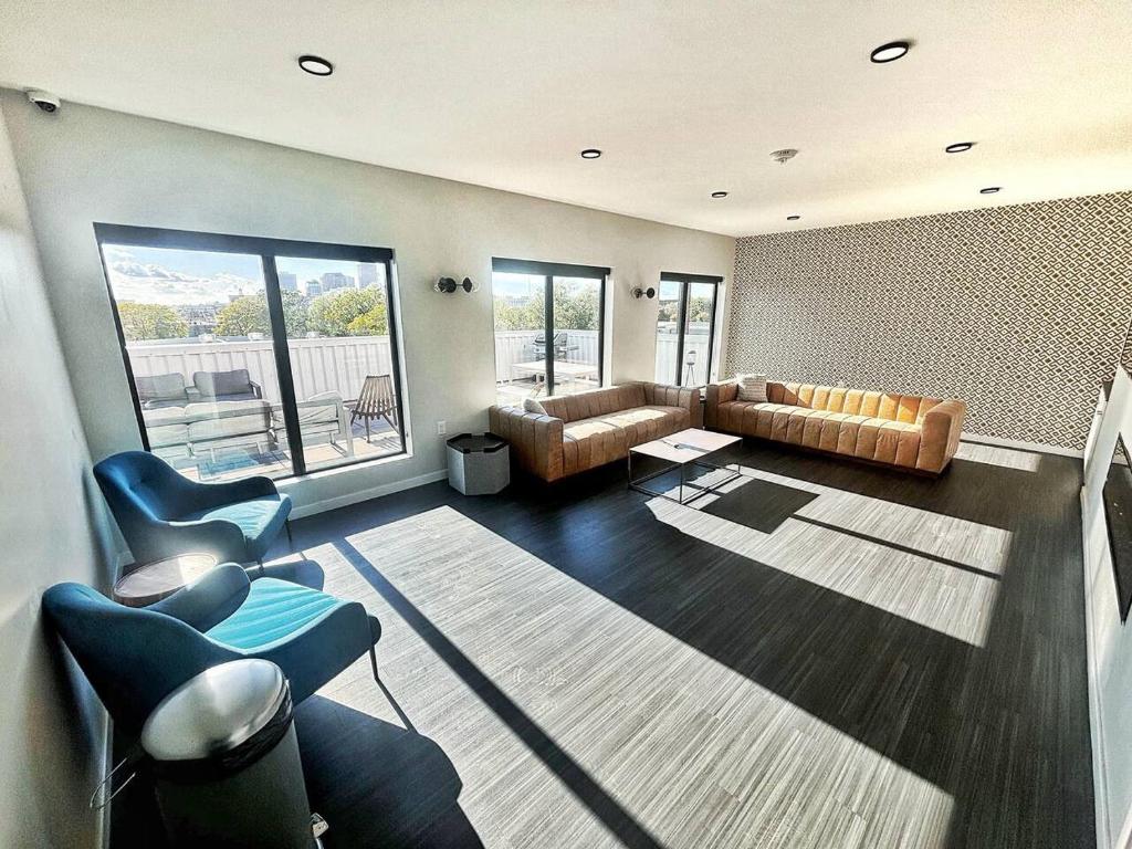 Monochrome Den, Des Moines (tarifs actualisés, 2026)