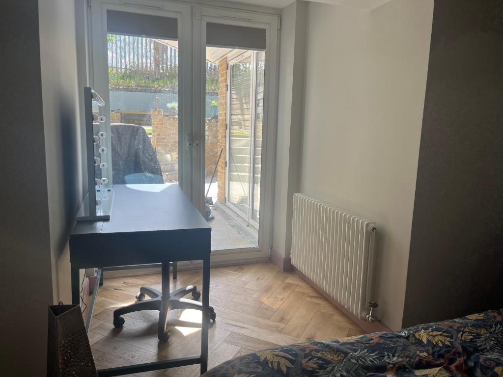Cosy Double in Queens Park, London (updated prices 2026)