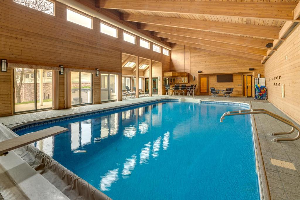 Courts, Pool and Game Room Luxe Long Lake Estate!, Medina (precios ...