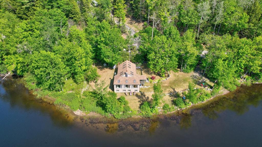 180 Degree Lakefront Views-Fire Pit-Swimming, Bucksport (precios ...