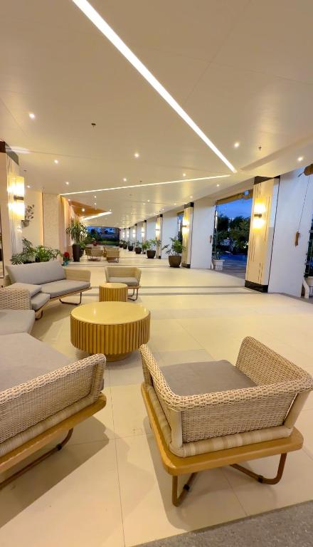 One br cozy resort style condo sunset view balcony Robinson Las Pinas ...