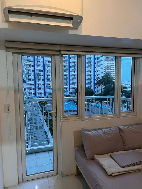 1 BR Boni LIGHT Condo WIFI Netflix Pool Balcony, Manila (aktualizované ...