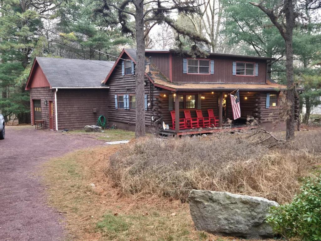 4BR Cabin by the Lake with Hot Tub, Game Room, Fire Pit, Lake Harmony ...