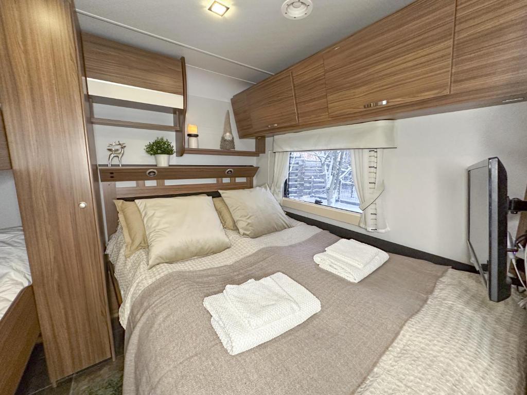 Unique Caravan Stay with Private sauna, parking & wifi, Рованиеми ...