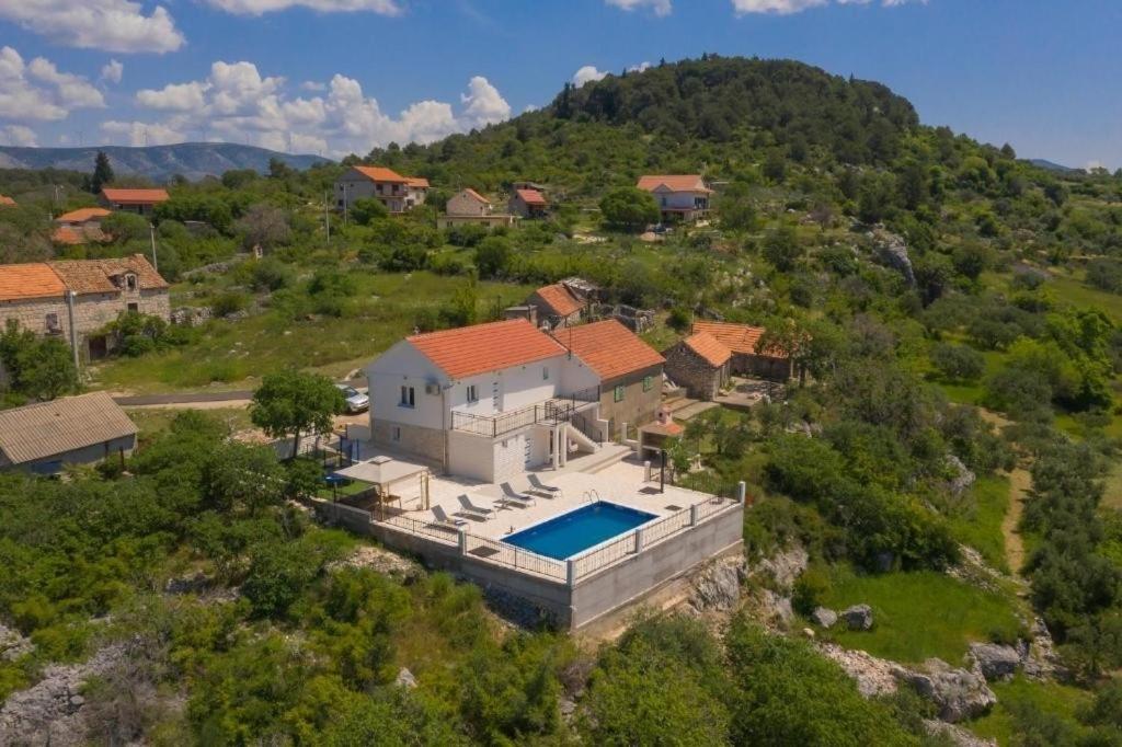 Family friendly house with a swimming pool Vrpolje, Sibenik - 25004 ...